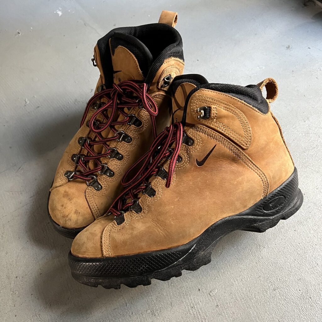 90s NIKE ACG Hiking Boots - blue room